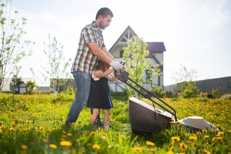 The 4 Parenting Styles: Advantages, Disadvantages, And Impacts On Child ...